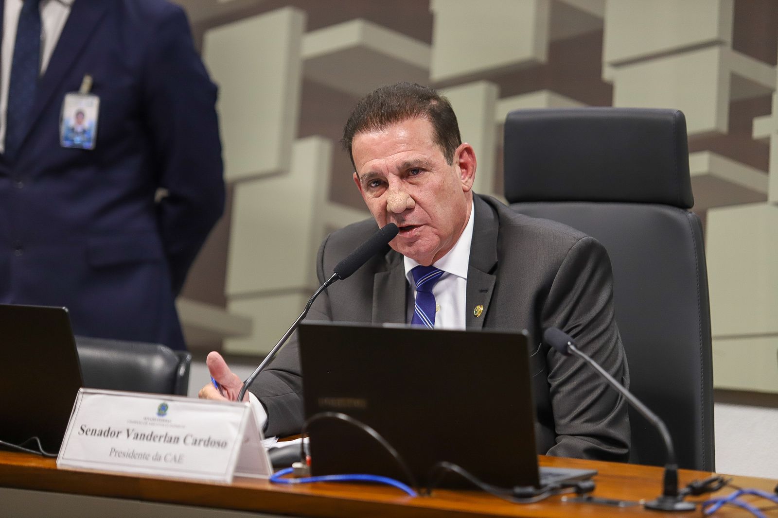 Projeto de Vanderlan que libera recursos para educação é aprovado ...